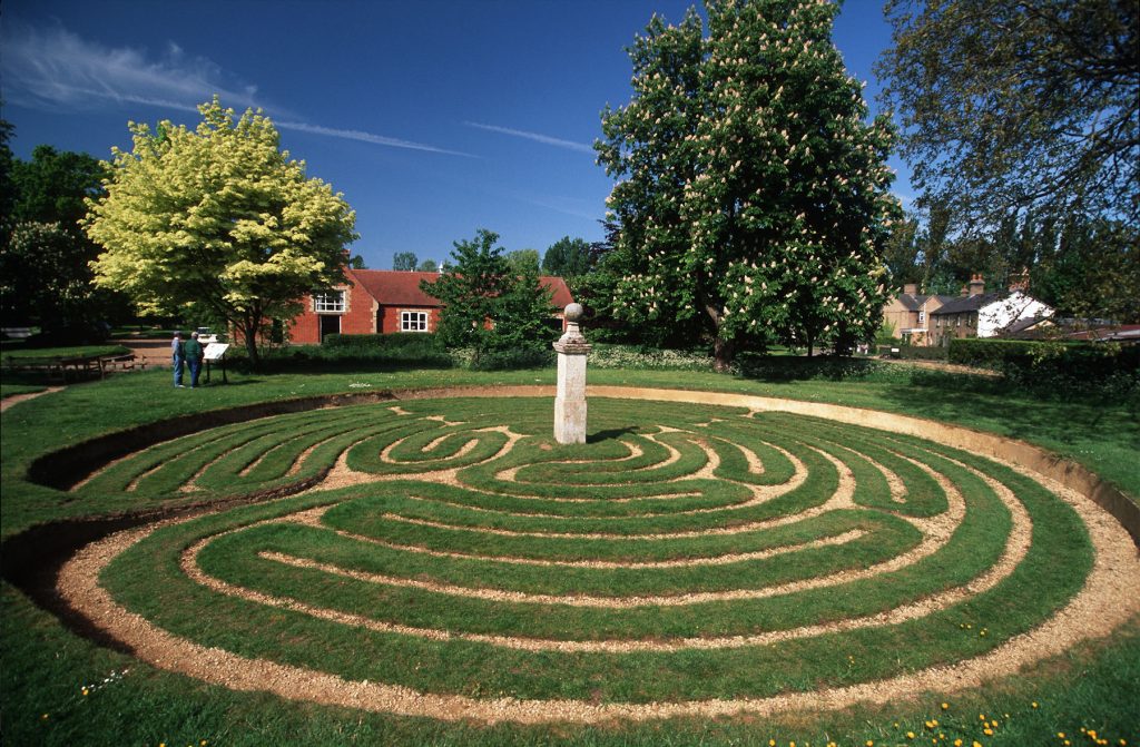Labyrinths: Find Your Enlightened Path to Mindfulness and Reflection
